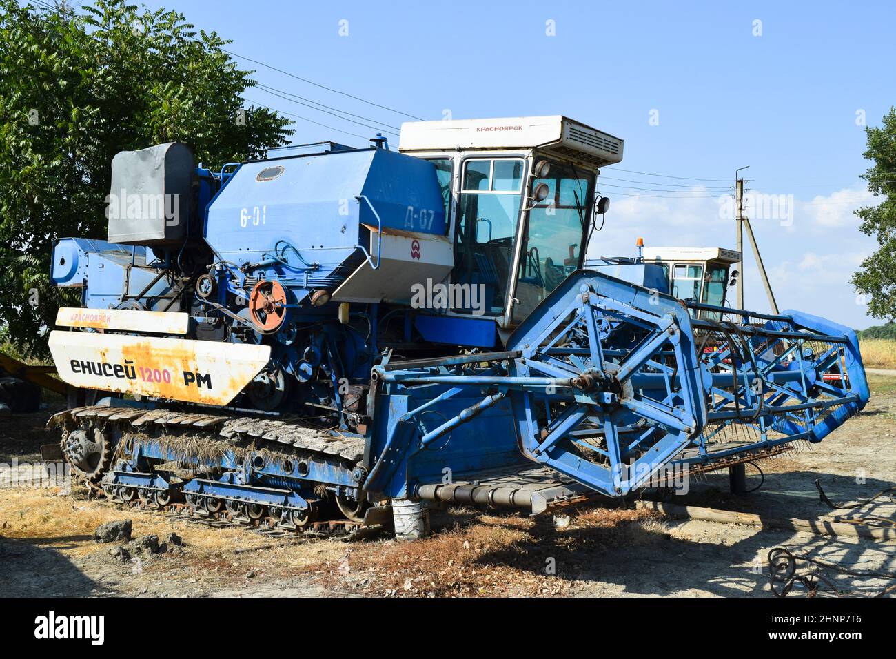 Harvesters harvesting corn field agriculture hi-res stock photography ...
