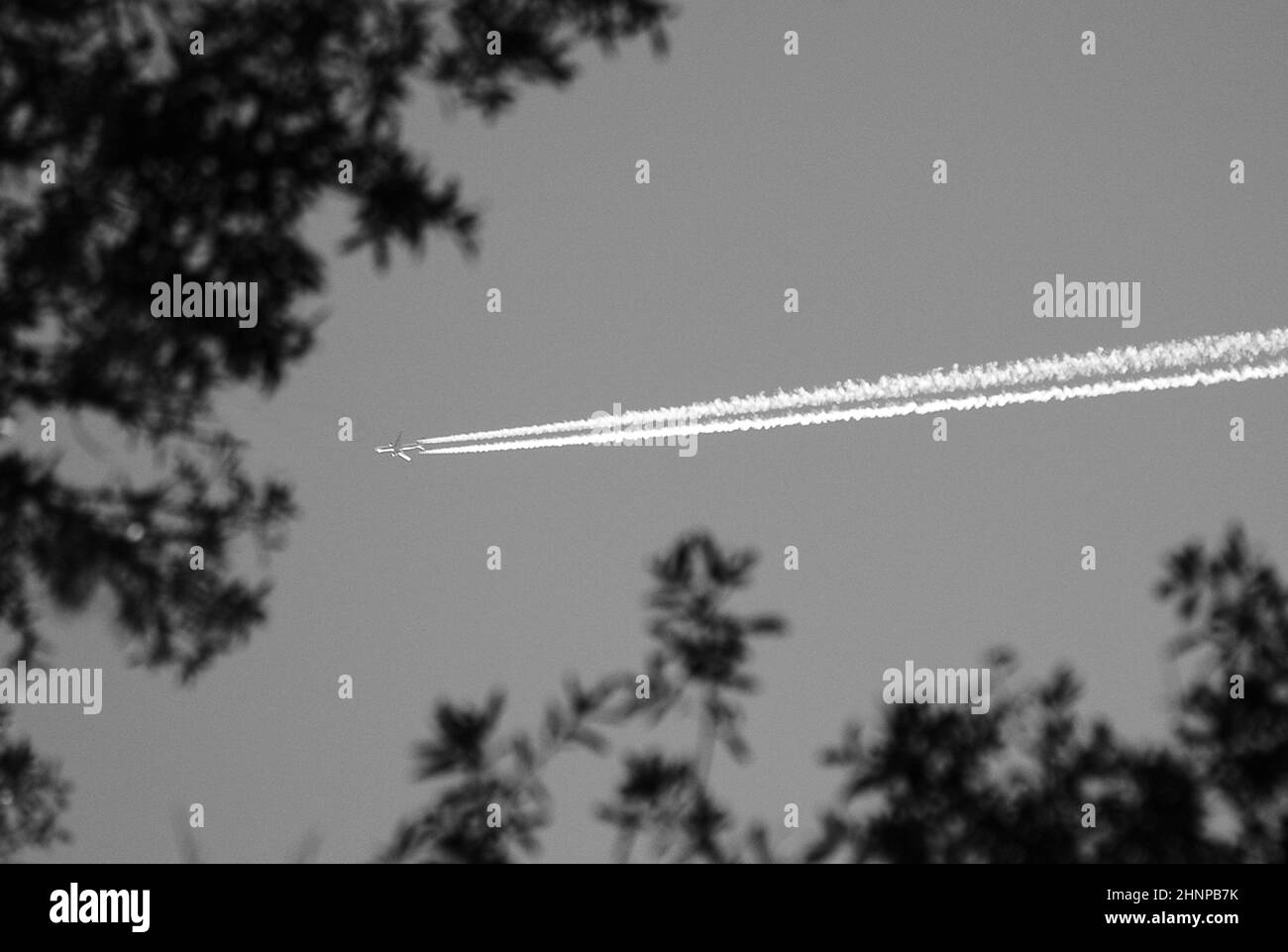 Jet aircraft contrail hi-res stock photography and images - Alamy