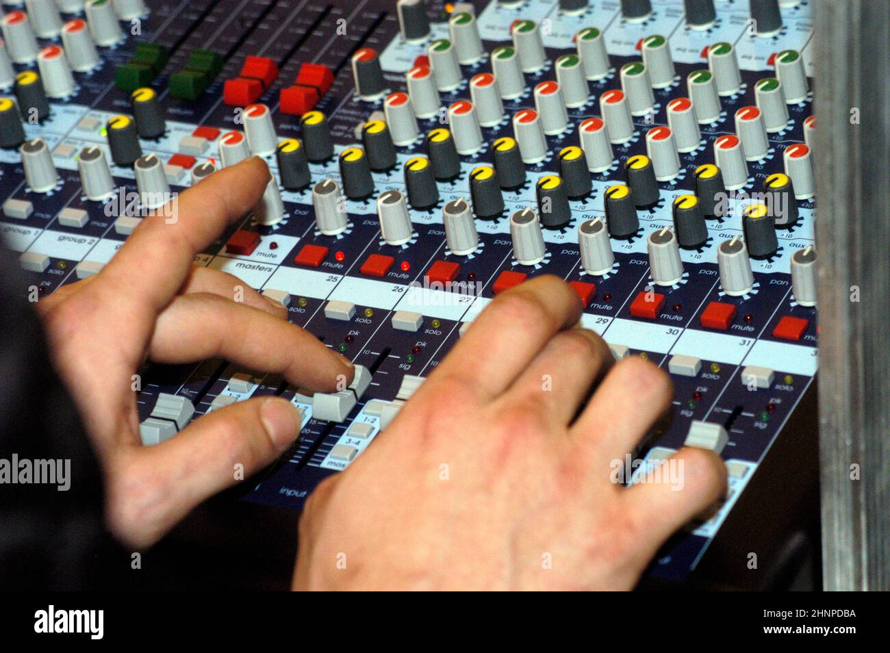 Audio sound waves hi-res stock photography and images - Alamy