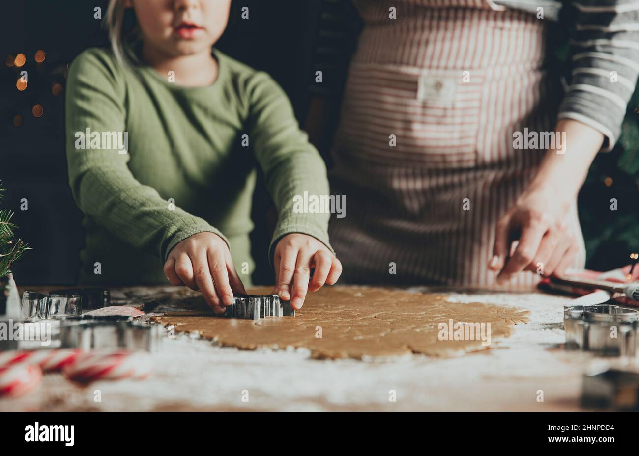 Mom cooking hi-res stock photography and images - Alamy