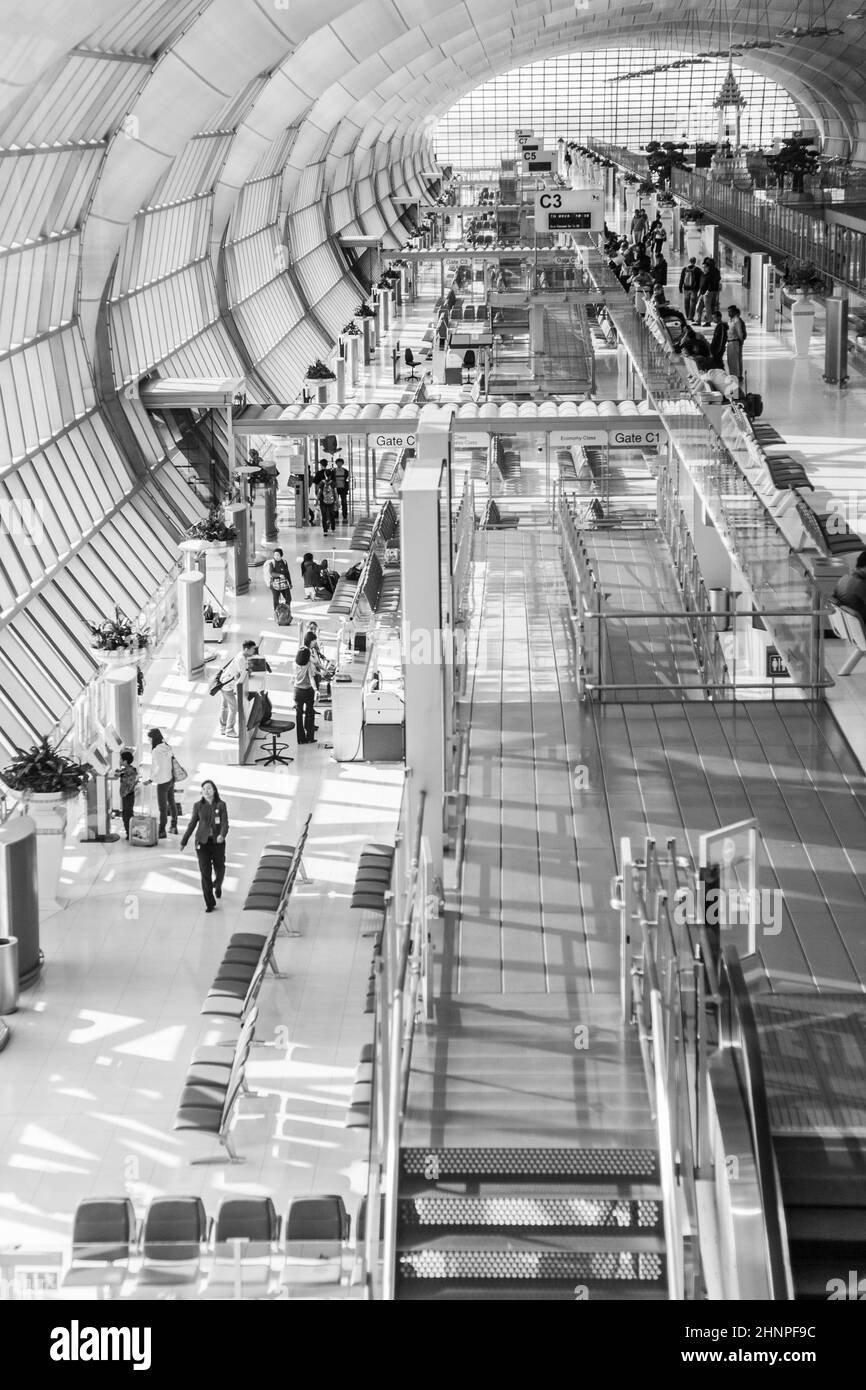 Passengers at airport Black and White Stock Photos & Images - Alamy