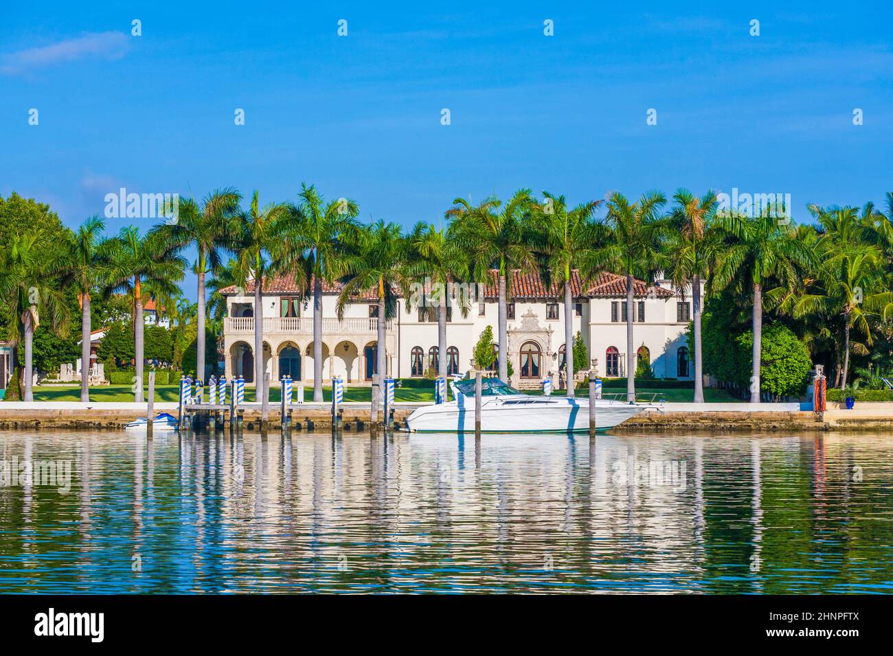 luxury houses at the canal in Miami Beach Stock Photo - Alamy