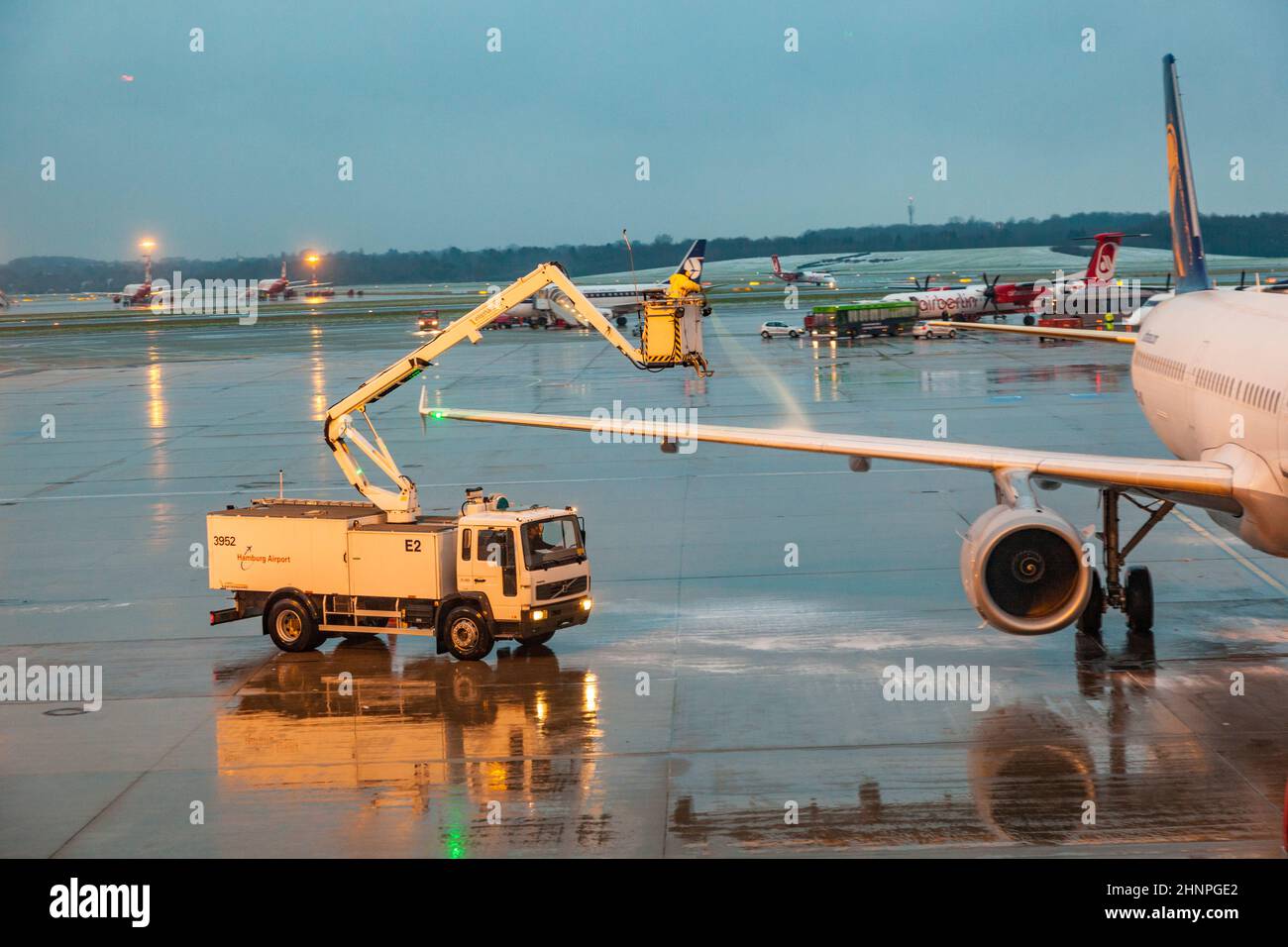Airport deicing hi-res stock photography and images - Alamy
