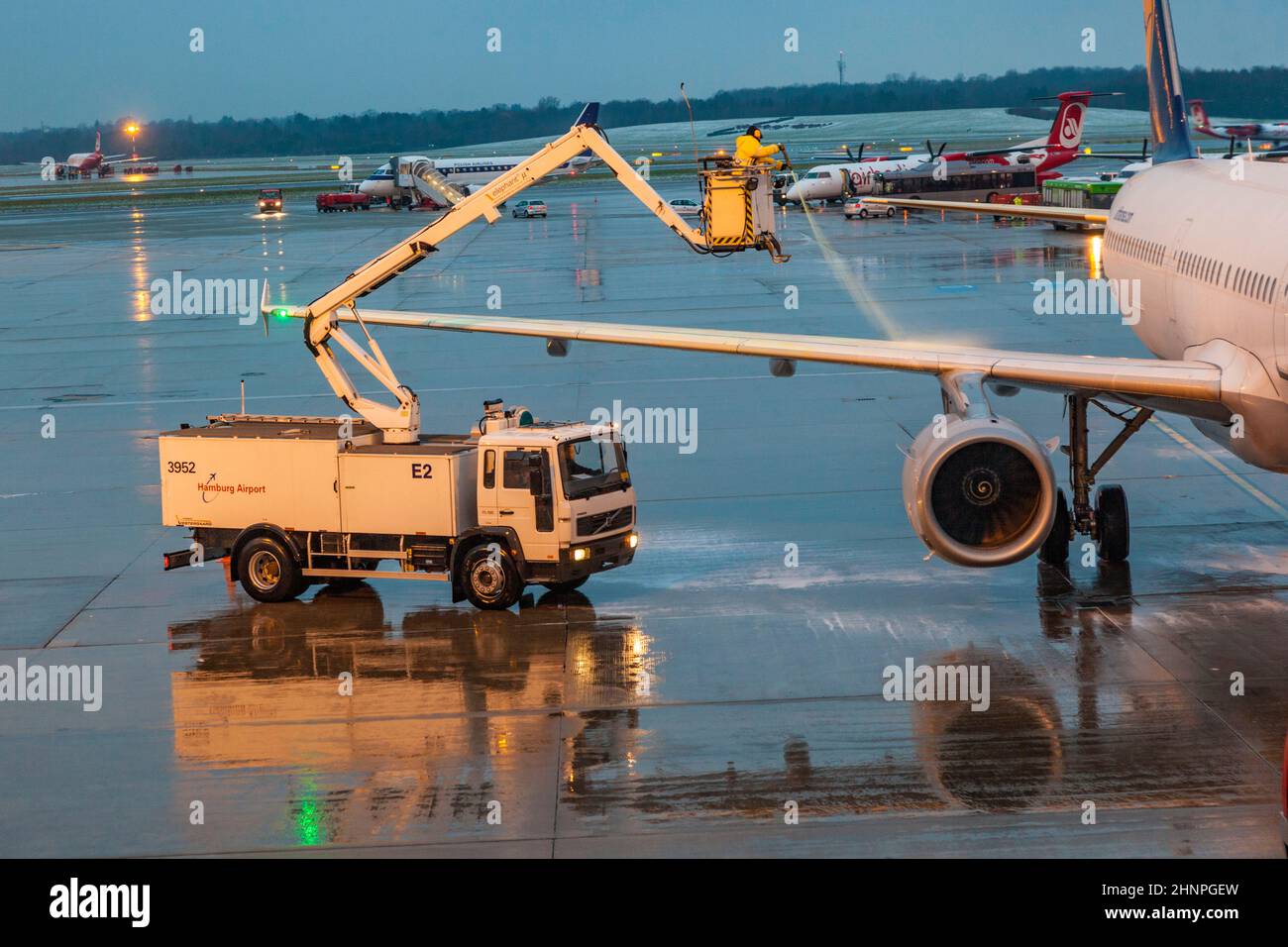 Deicing of the Lufthansa plane Stock Photo - Alamy