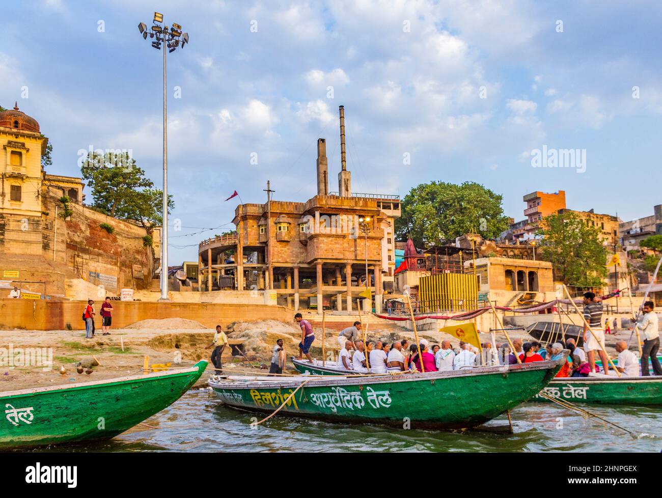 people cross the ganges by ferry Stock Photo - Alamy