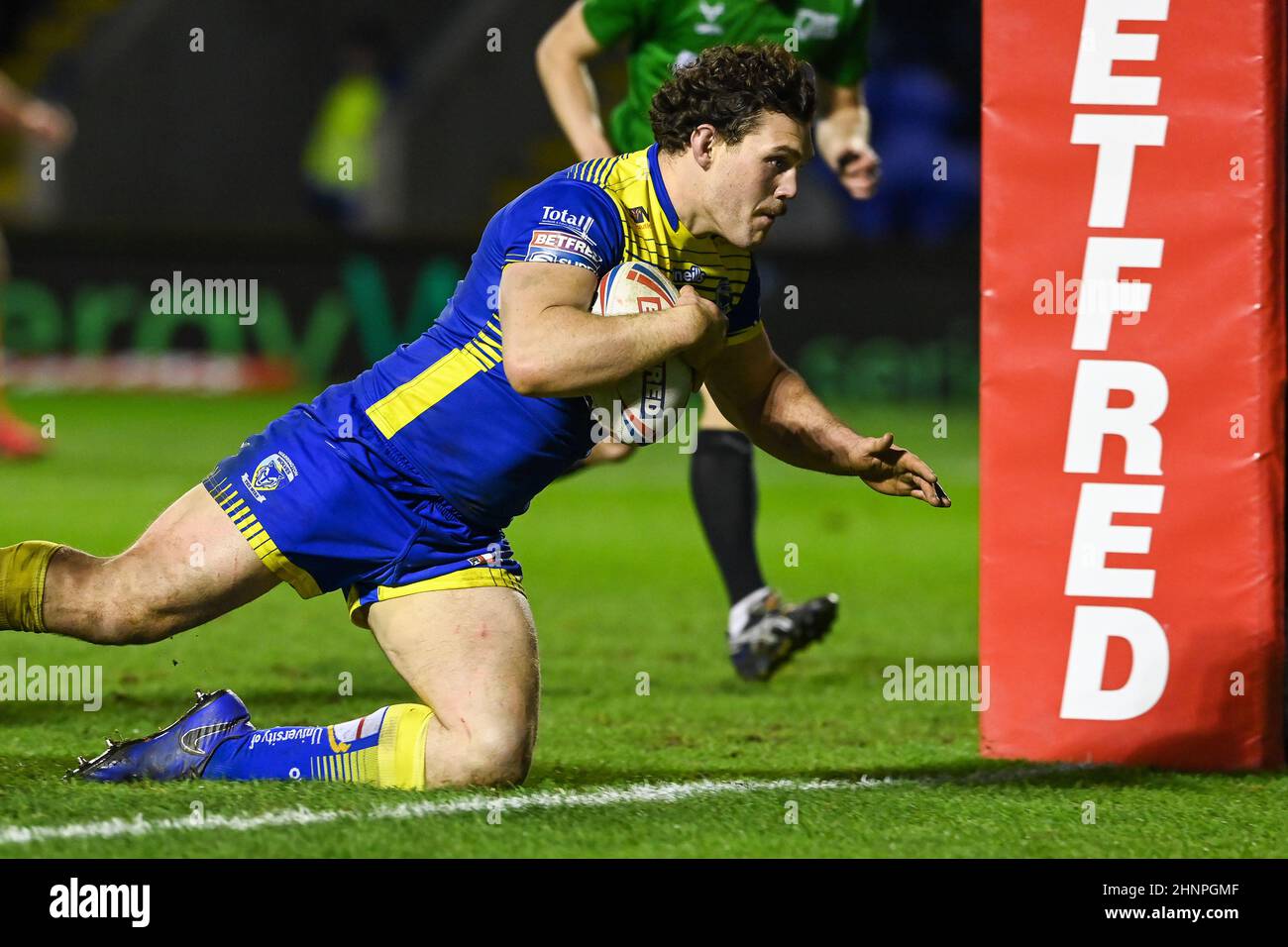 Rob Mulhern #19 of Warrington Wolves goes over for a try Stock Photo ...
