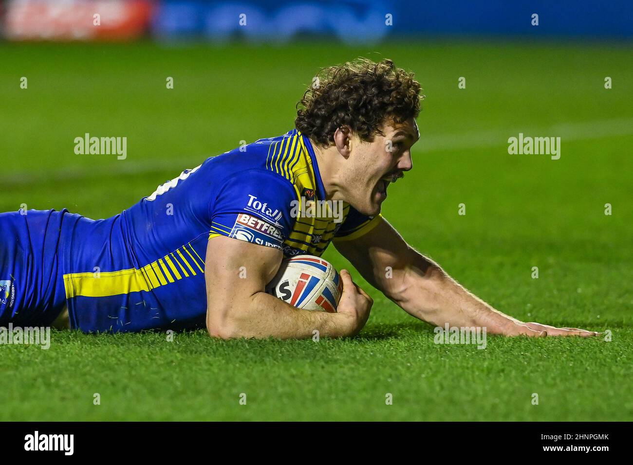 Rob Mulhern #19 of Warrington Wolves goes over for a try Stock Photo ...