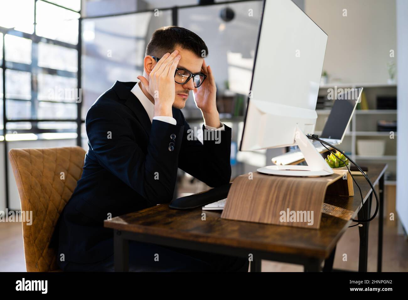Office worker stressed man hi-res stock photography and images - Alamy