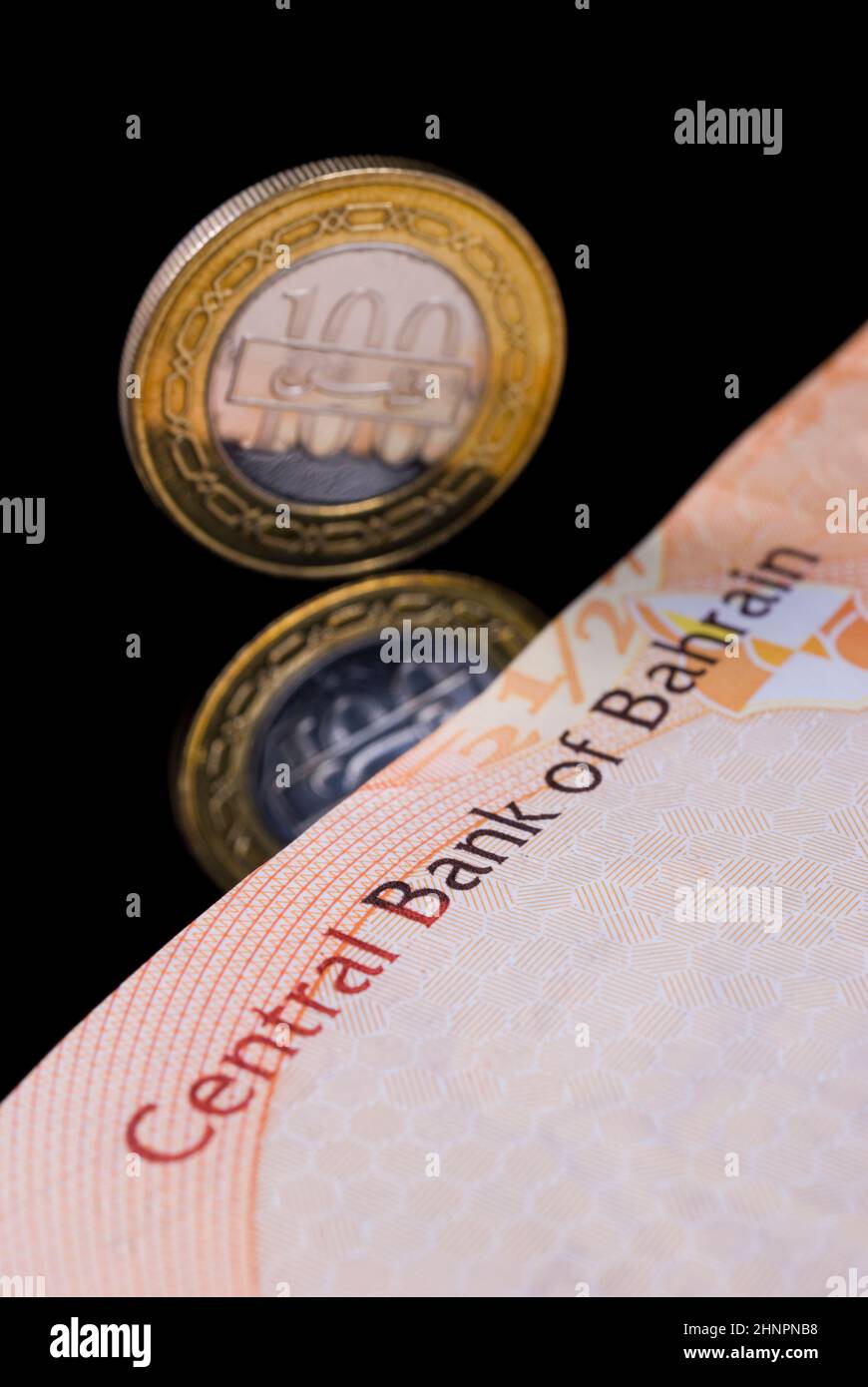 Kingdom of Bahrain currency banknotes and coin Stock Photo - Alamy