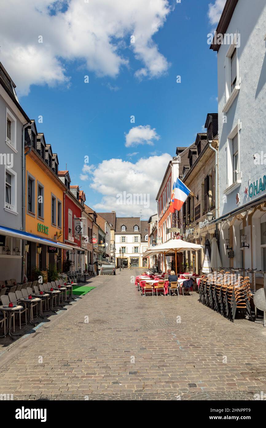 street with restaurants and shops in old town of Saarlouis on midday ...