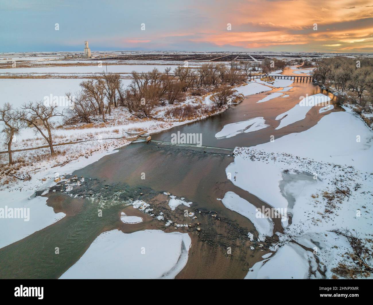 Road over a dam hi-res stock photography and images - Alamy