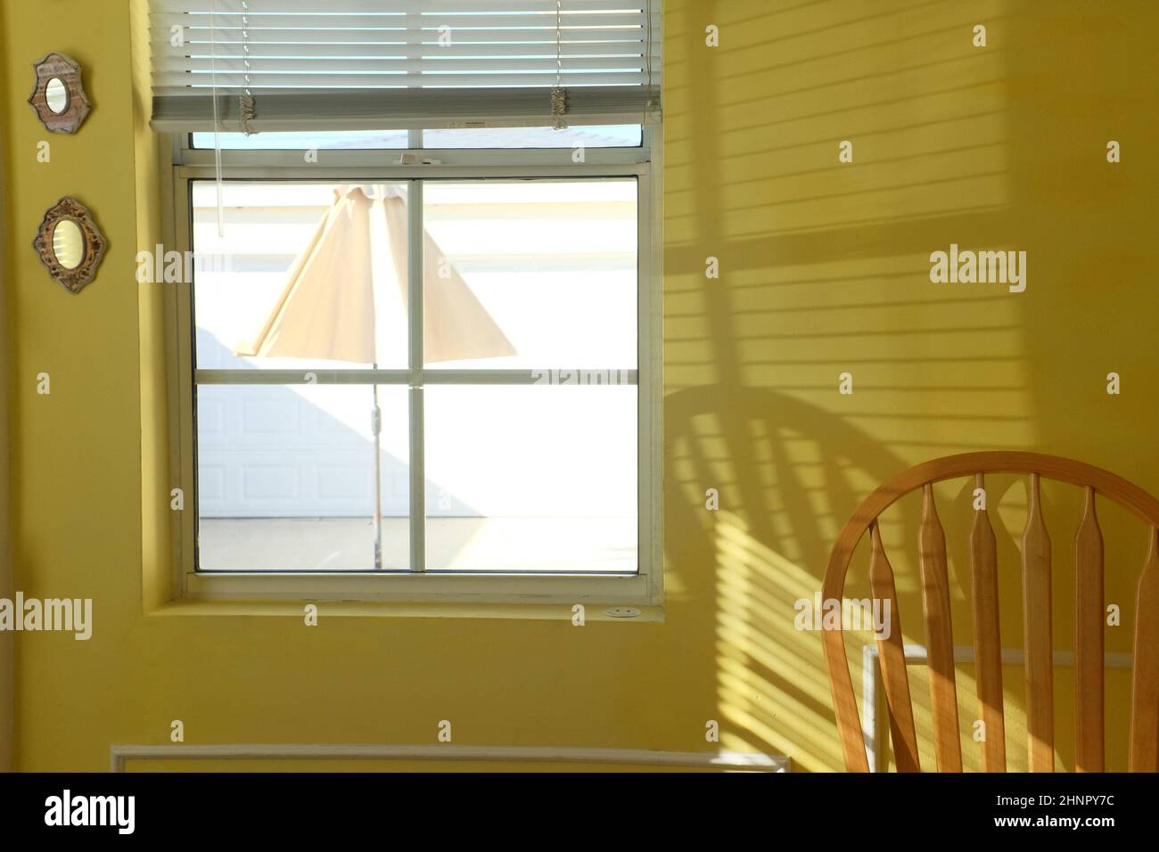 Yellow light lines on hi-res stock photography and images - Alamy