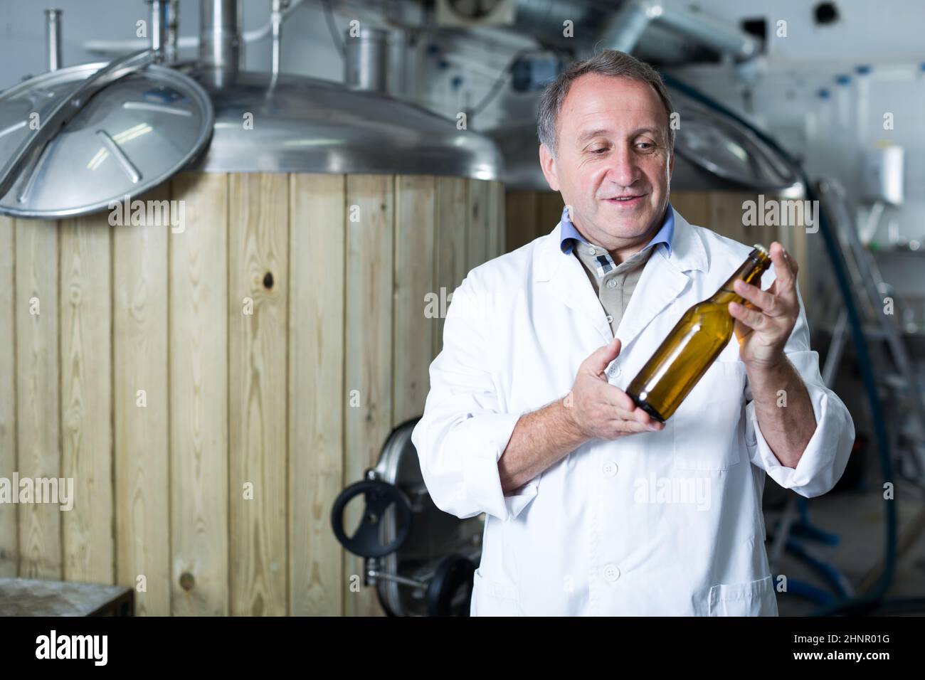 Brewery man bottle tank hi-res stock photography and images - Alamy