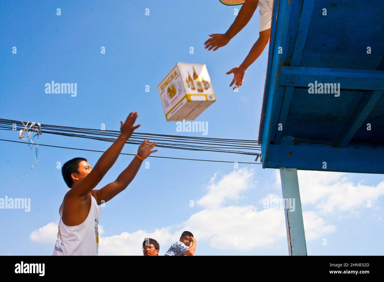Man loading hi-res stock photography and images - Alamy