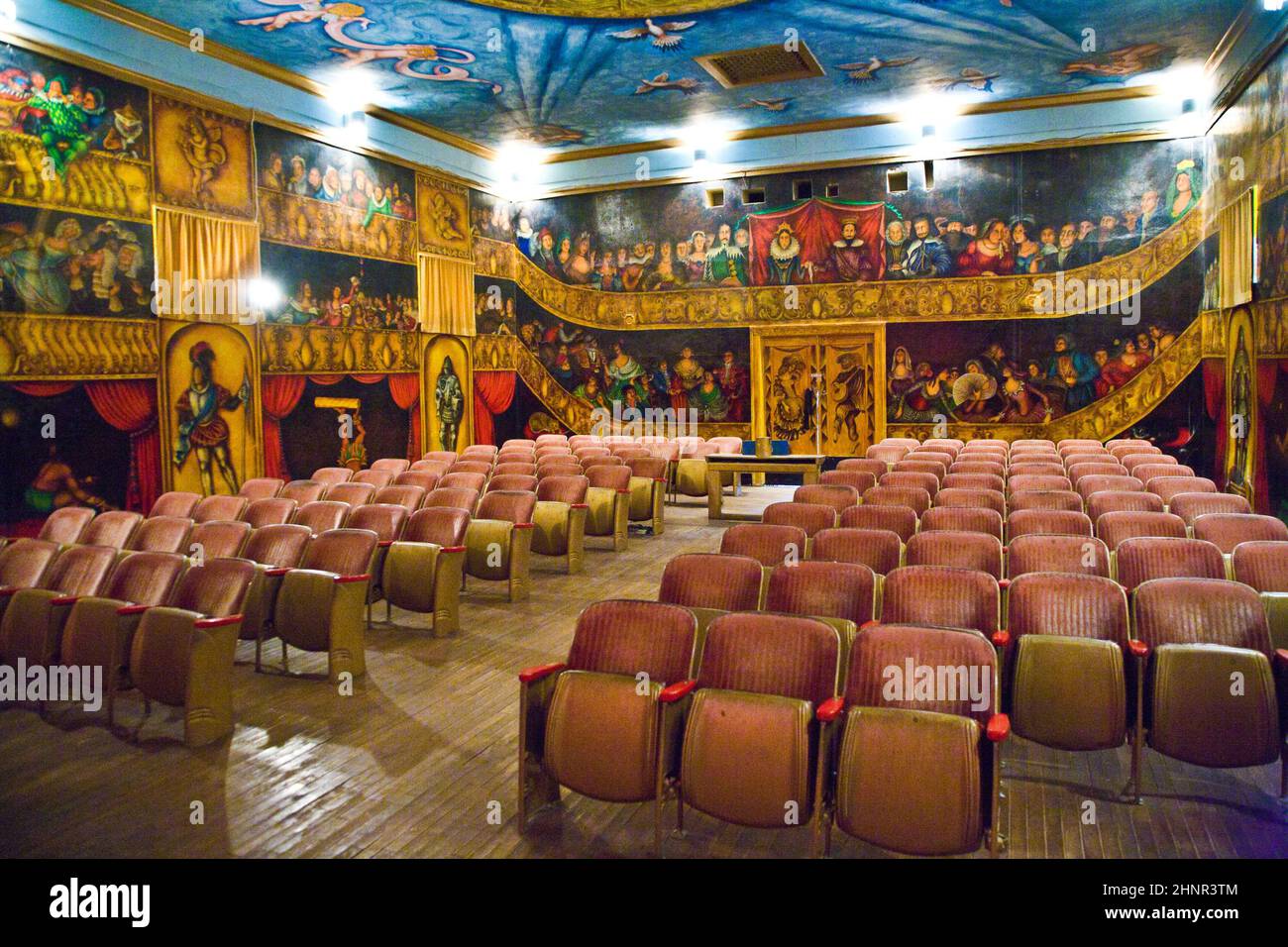 Opera audience audience inside hi-res stock photography and images - Alamy