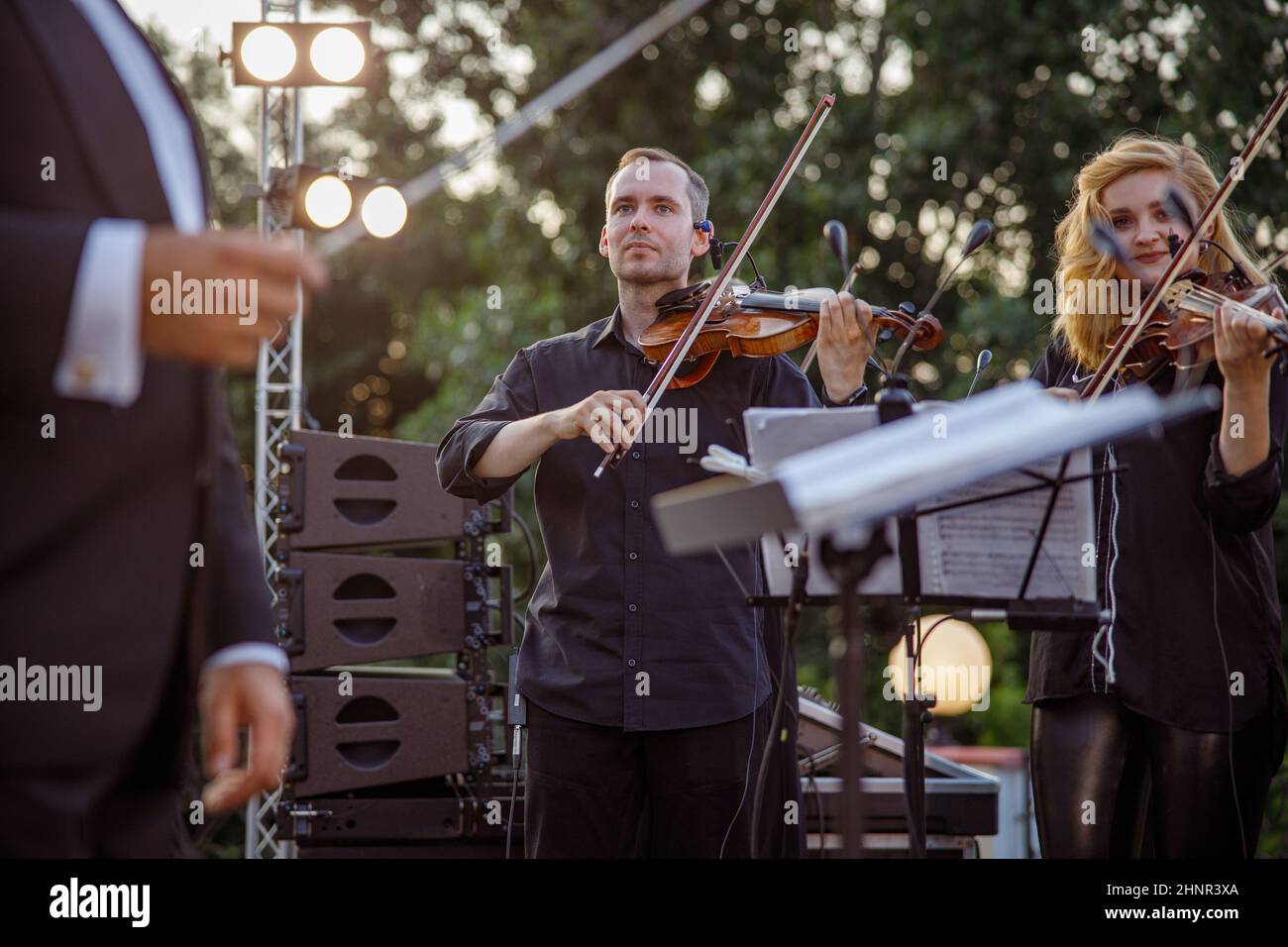 Violin players symphony hi-res stock photography and images - Alamy