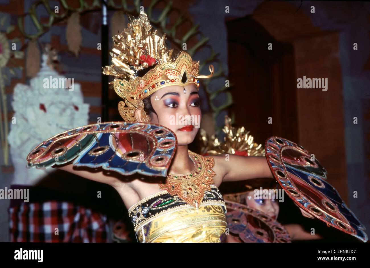 female dancer is performing an indonesian dance Stock Photo - Alamy