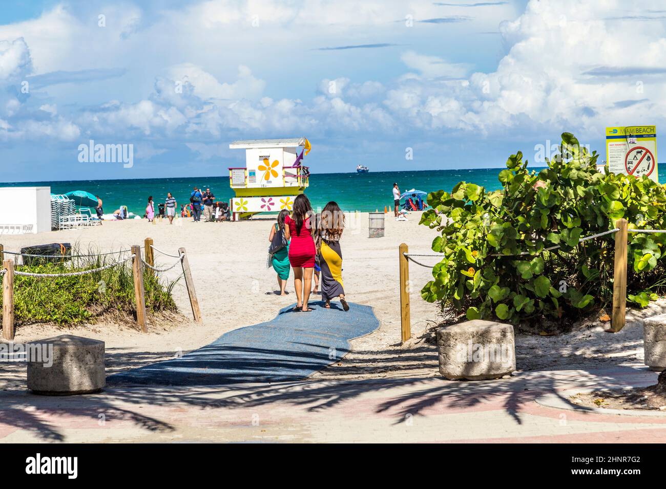 Summer day at the beach hi-res stock photography and images - Alamy