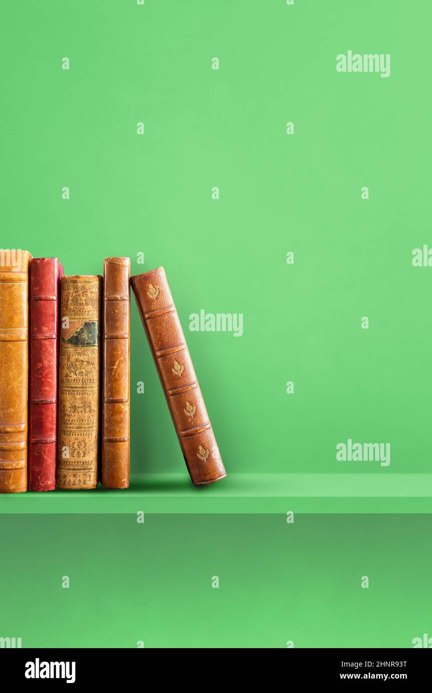 Row of books on shelf hi-res stock photography and images - Alamy