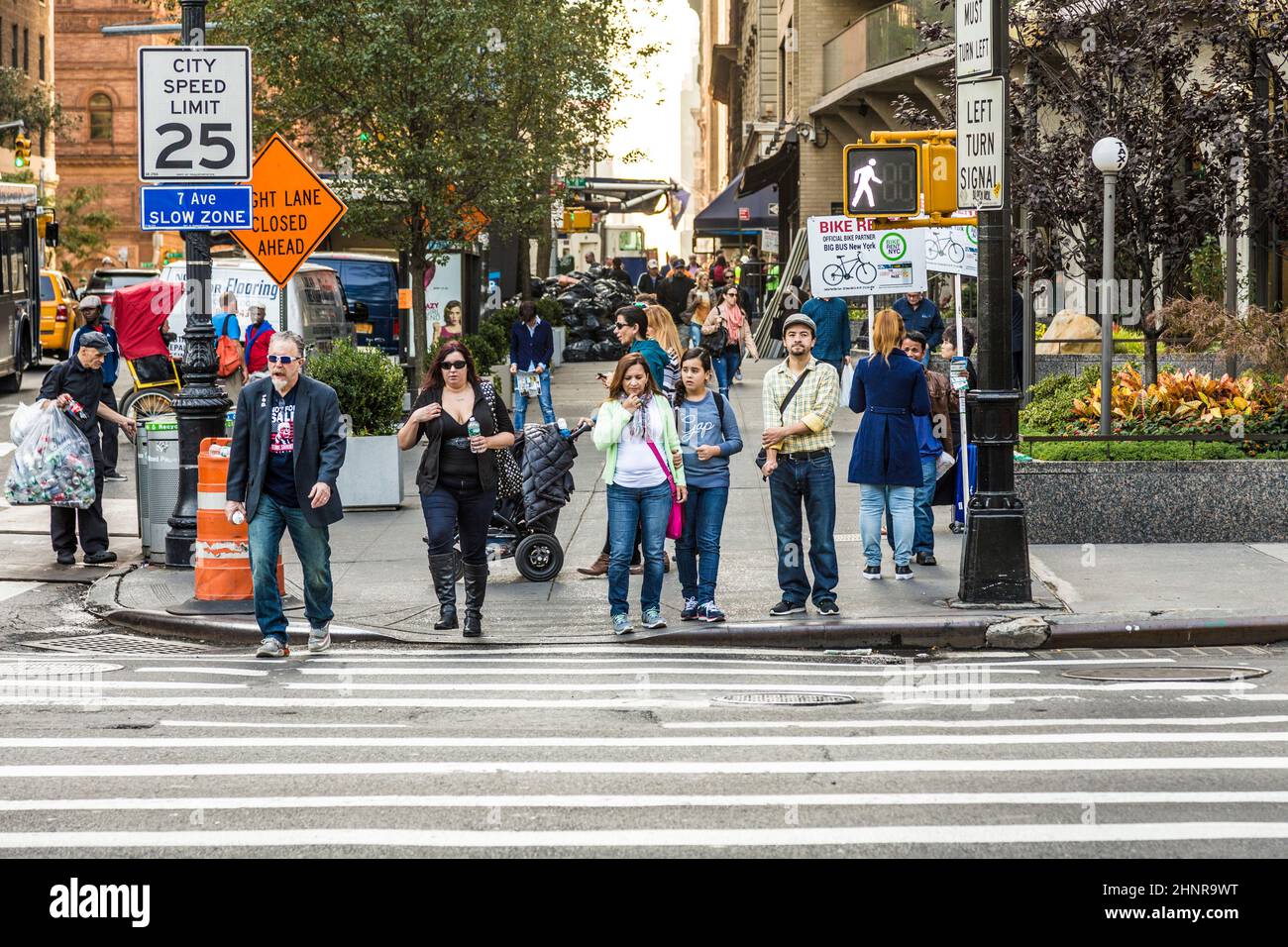 New york city cross street hi-res stock photography and images - Alamy