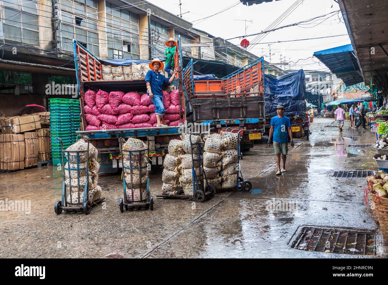 people load the trucks in rain Stock Photo - Alamy