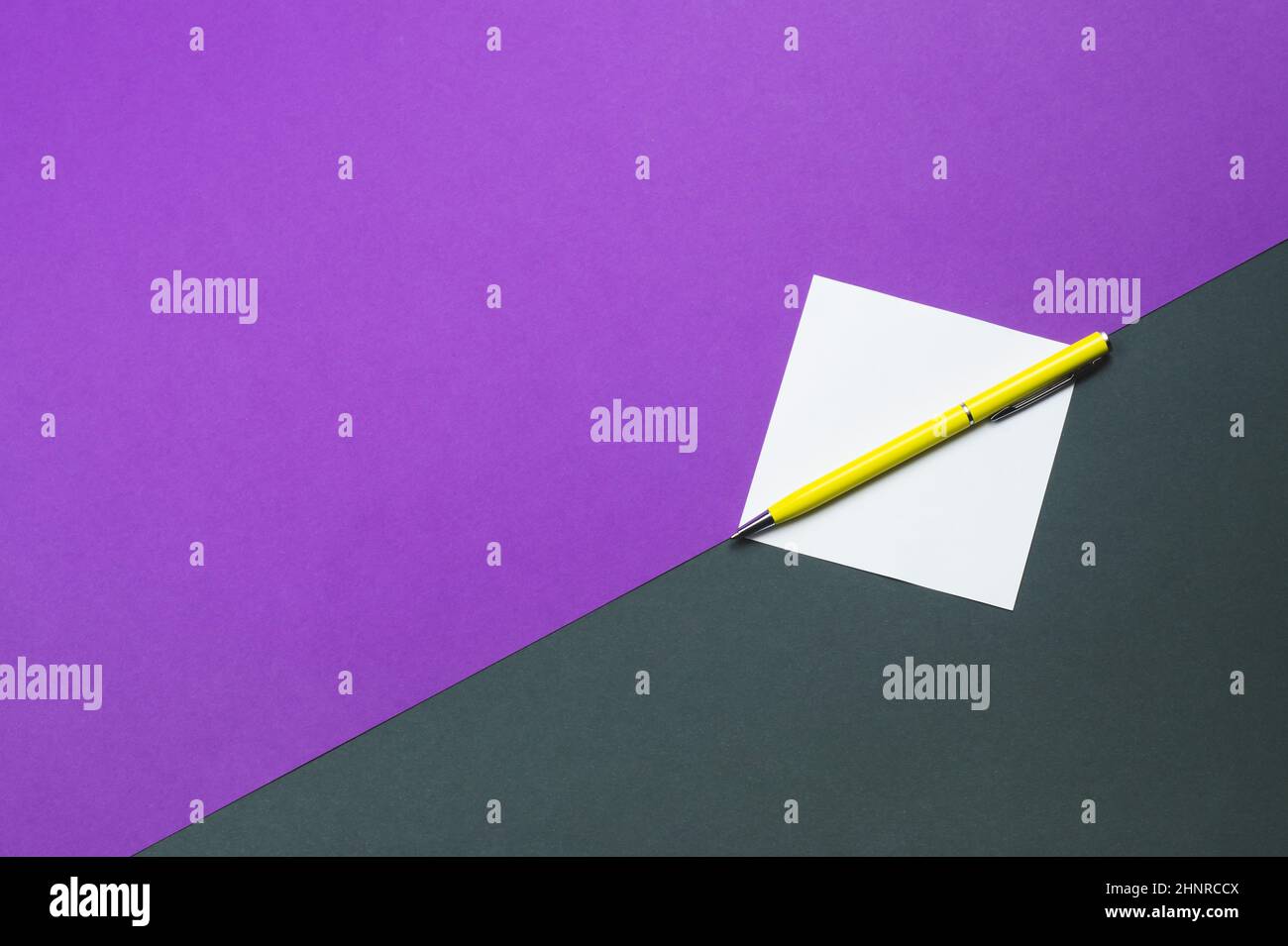 Yellow pen and white note on colored background Stock Photo - Alamy