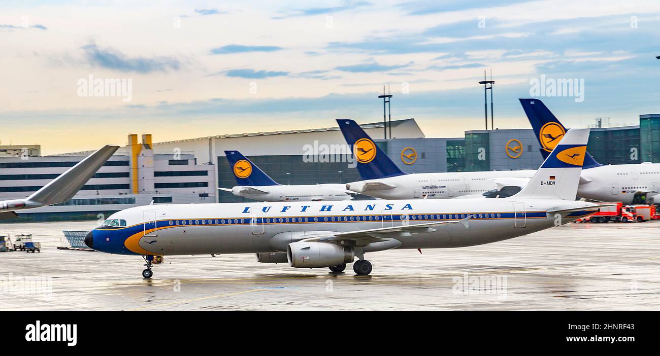 Retro livery aircraft hi-res stock photography and images - Alamy