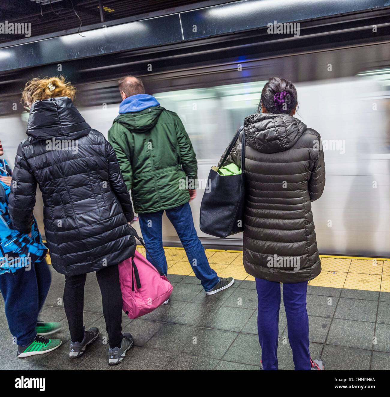 People wait at a subway station in New York Stock Photo - Alamy