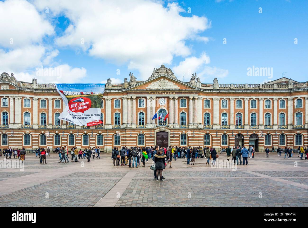 People walking in front monument hi-res stock photography and images ...