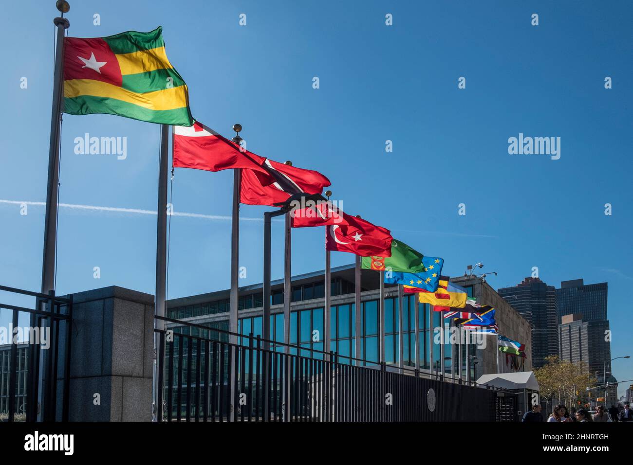 Flags un headquarters hi-res stock photography and images - Alamy