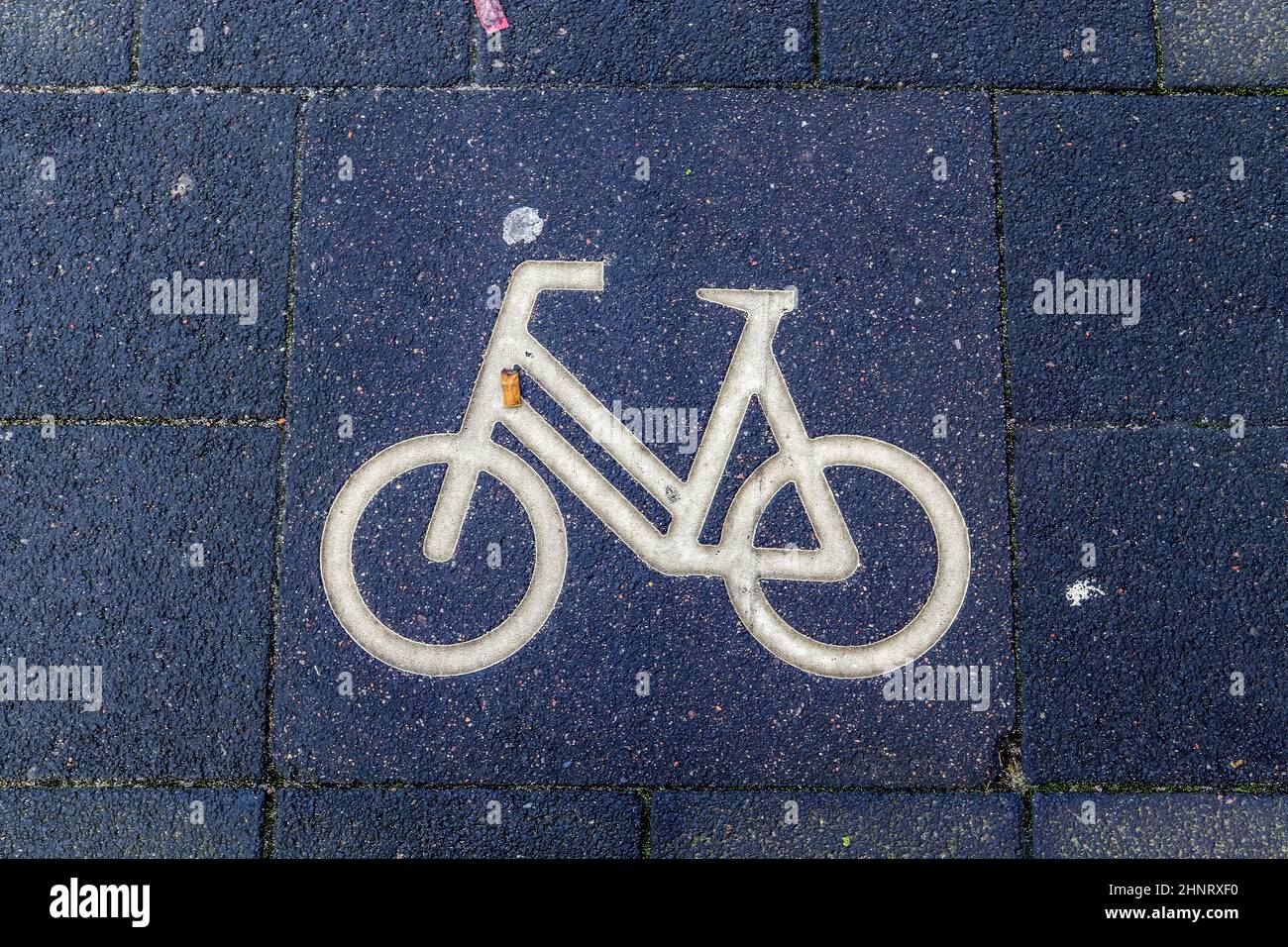 Painted bike yellow lines hi-res stock photography and images - Alamy