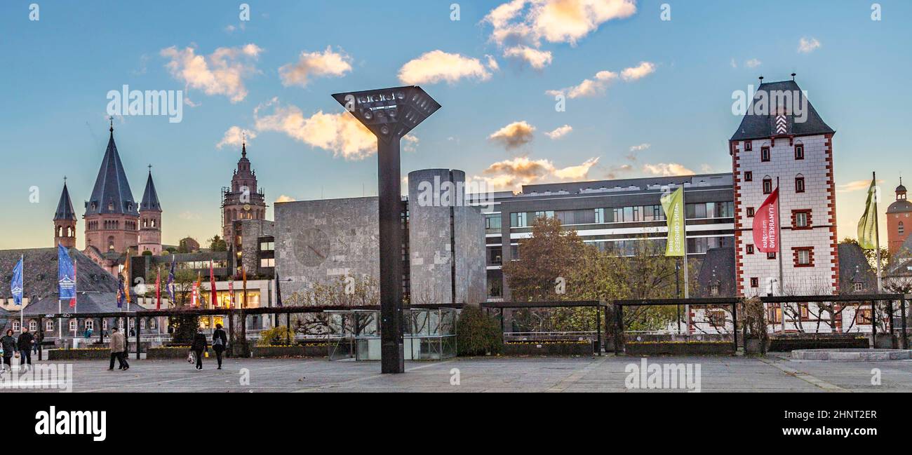 view of the Mainz Cathedral and modern architecture Stock Photo - Alamy