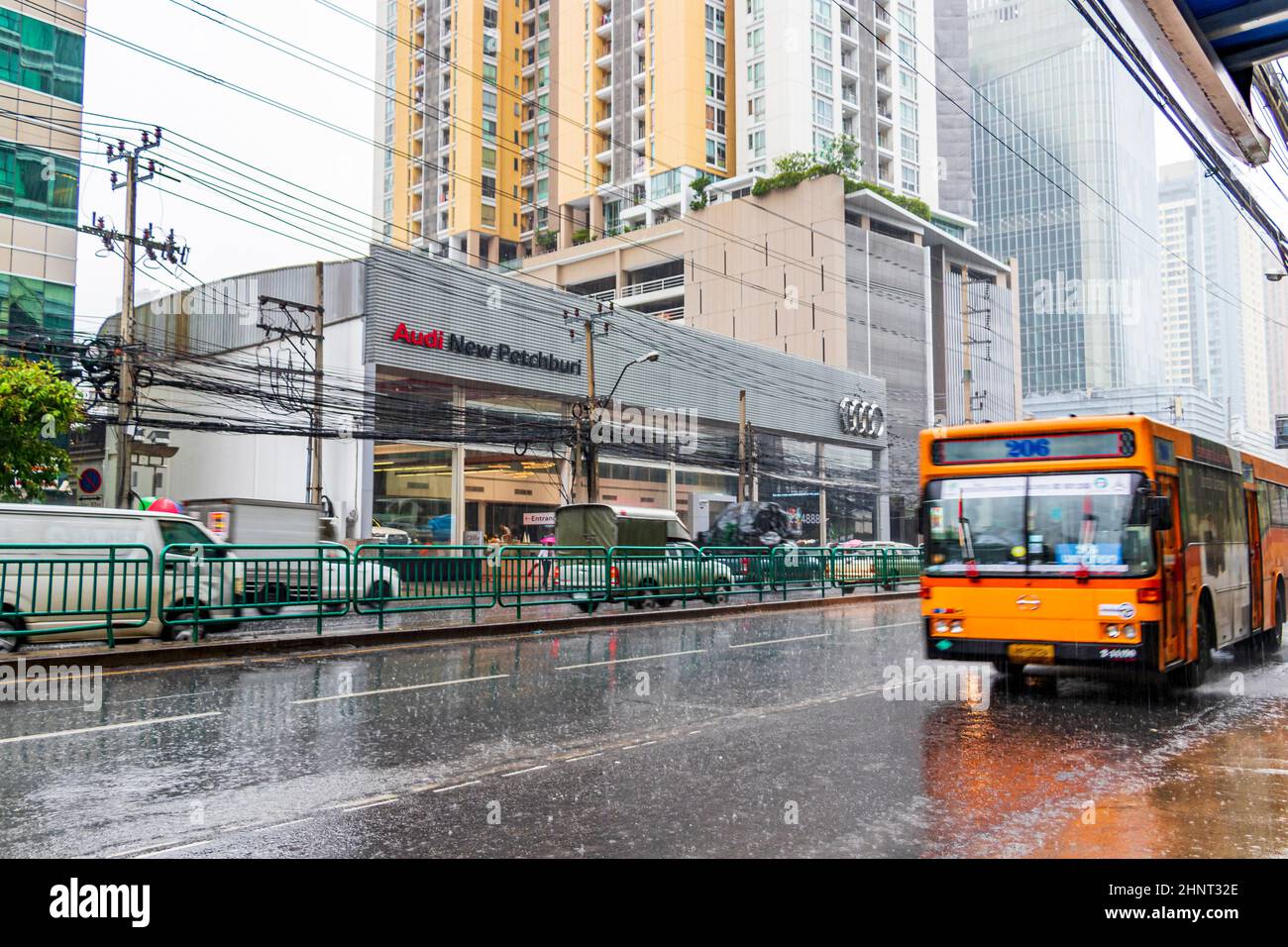 Bus stop rain hi-res stock photography and images - Alamy
