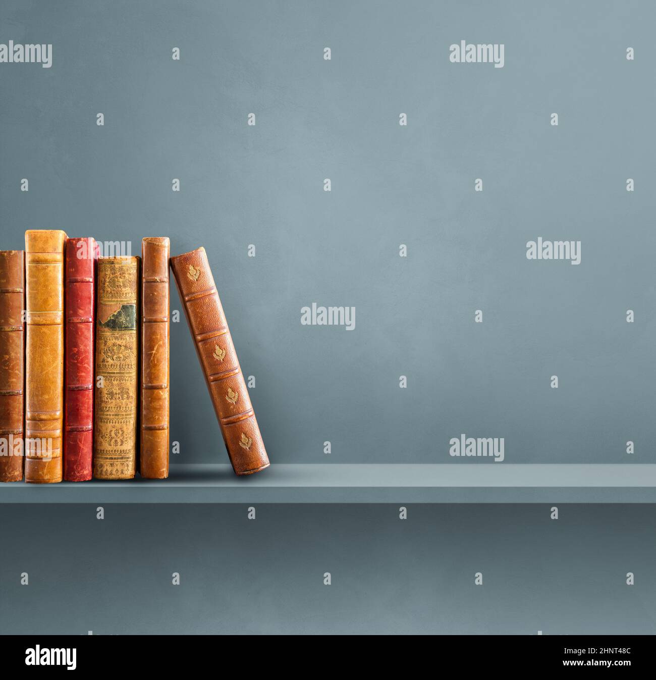 Row of books on shelf hi-res stock photography and images - Alamy