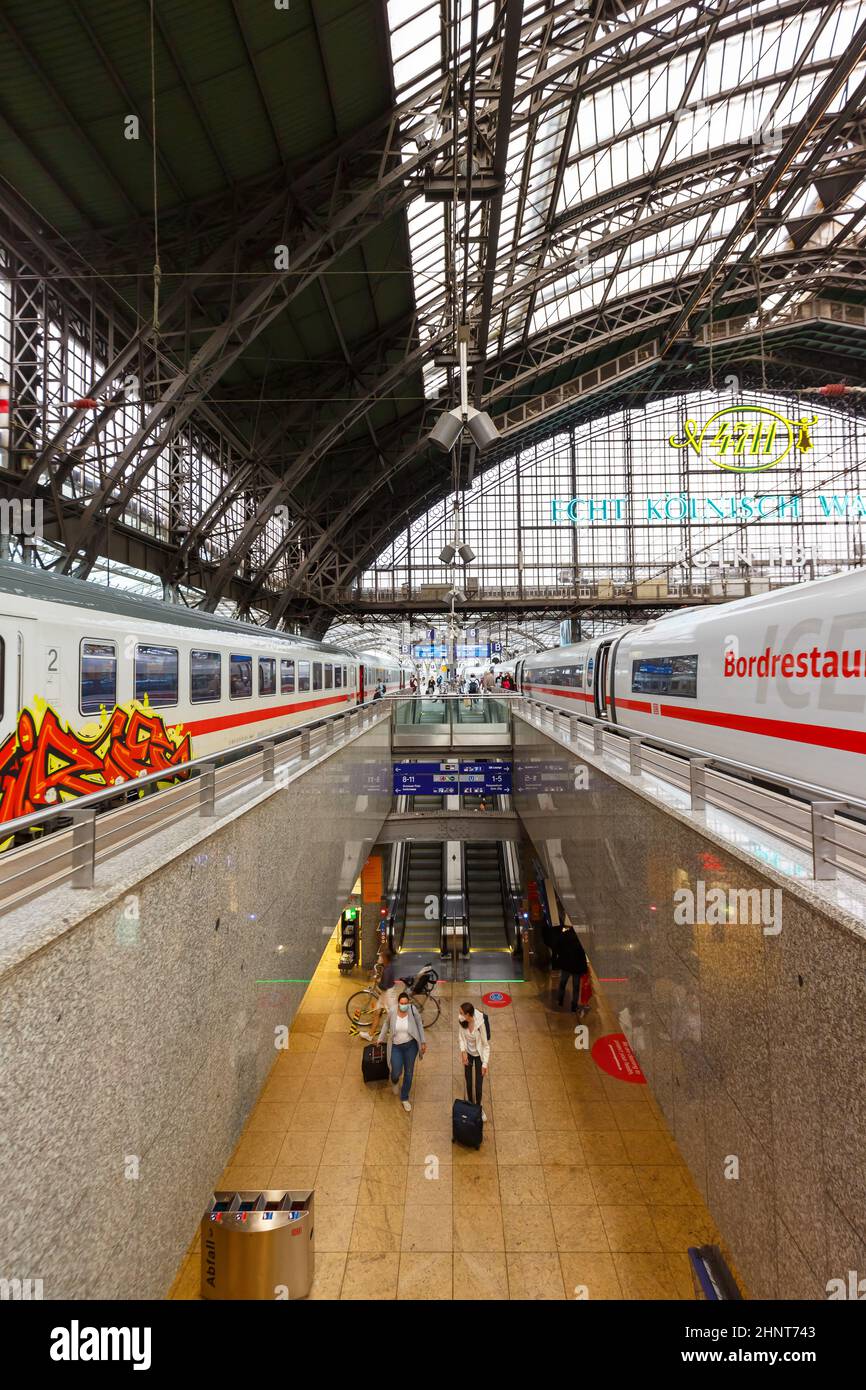 Trains at Cologne Köln main railway station Hauptbahnhof Hbf portrait ...
