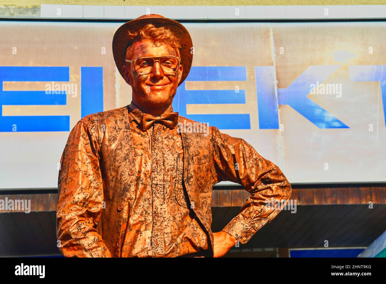 Street performer living statue hi-res stock photography and images - Alamy