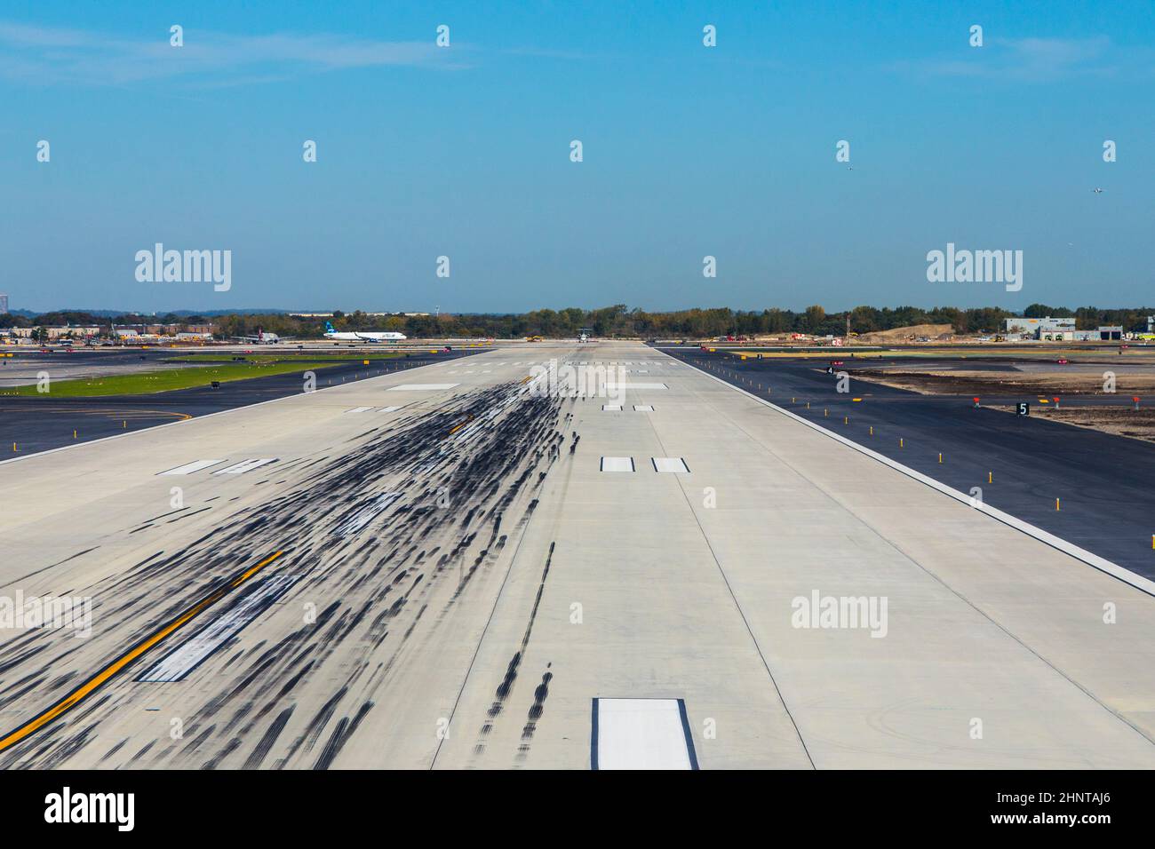 empty runway at the airport JFK in New York Stock Photo - Alamy
