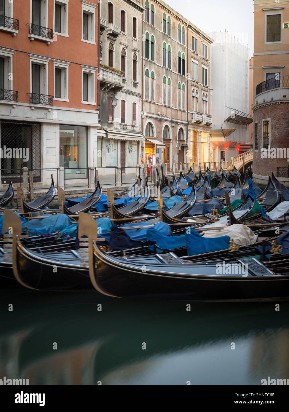Gondola silhouette hi-res stock photography and images - Alamy