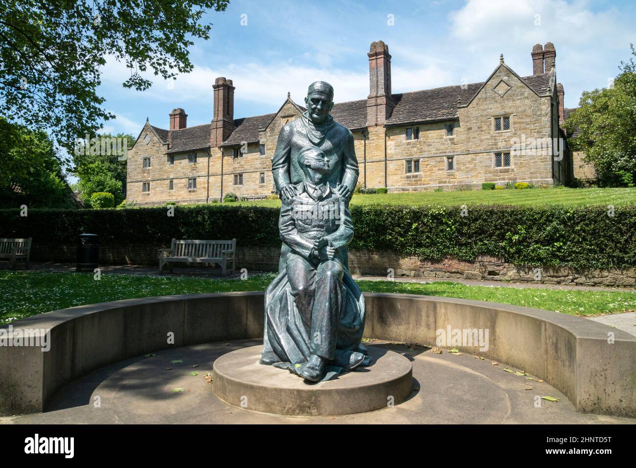 Statue of plastic surgeon pioneer, Sir Archibald McIndoe Stock Photo ...
