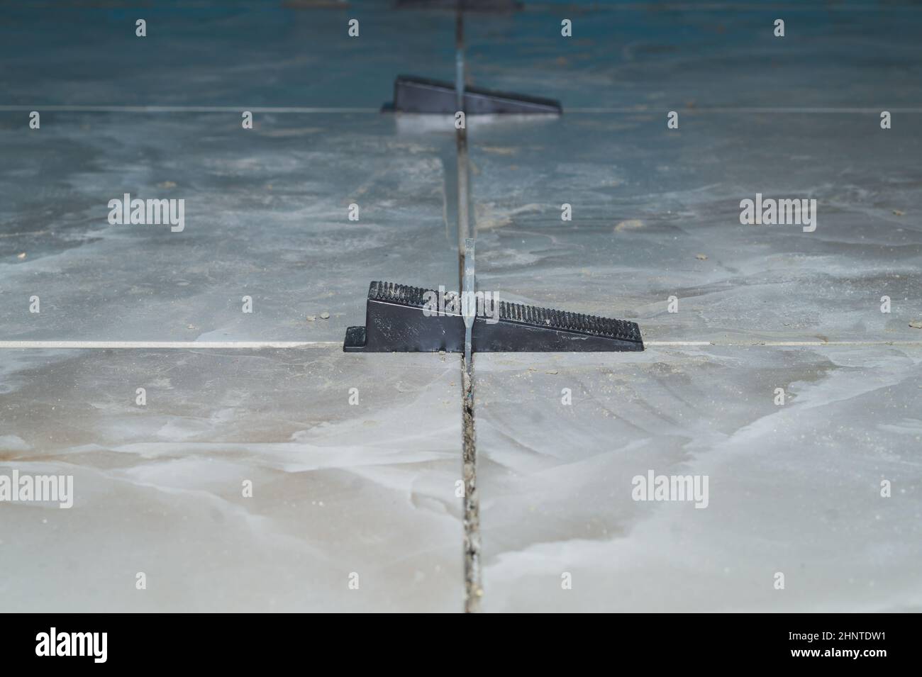 Tile leveling system. plastic clips for laying granite tiles on the ...