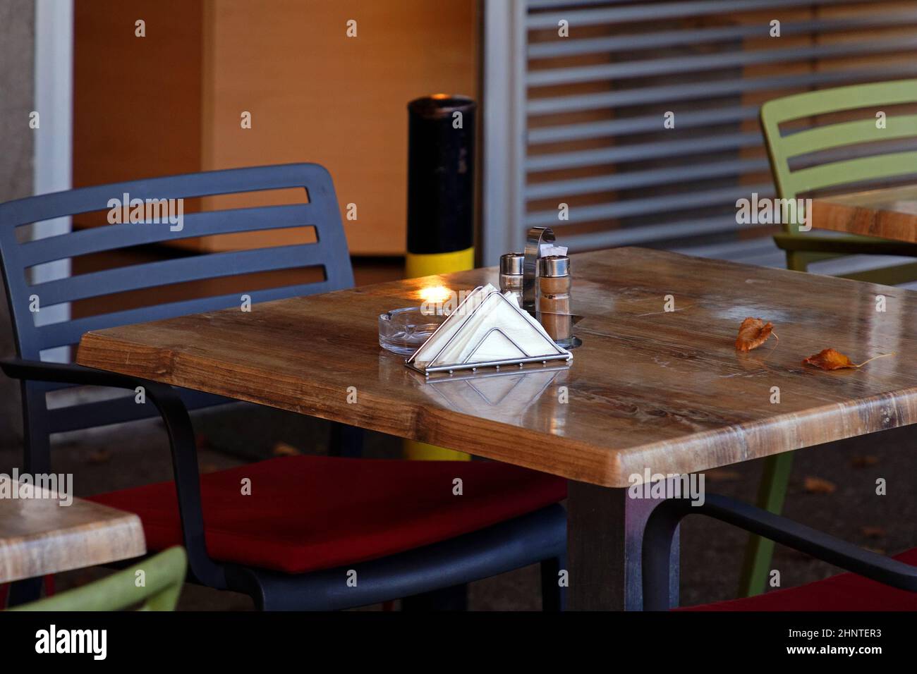 Empty cafe table outdoors Stock Photo - Alamy
