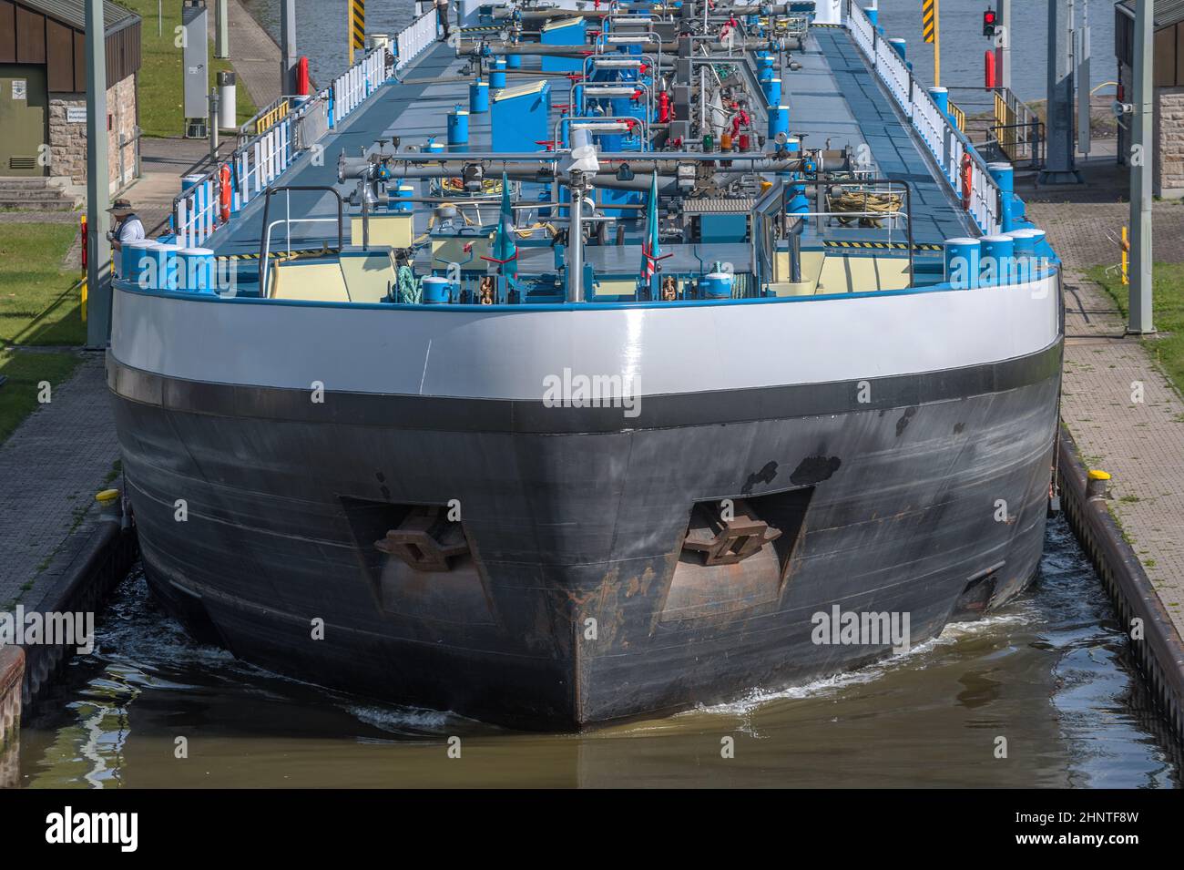 Ship entering lock hi-res stock photography and images - Alamy