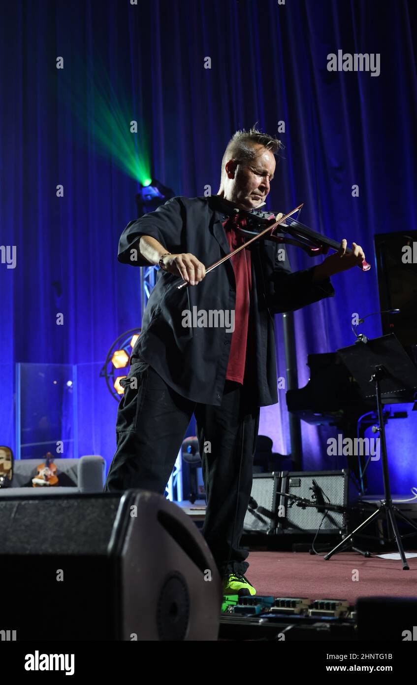 English violinist nigel kennedy hi-res stock photography and images - Alamy
