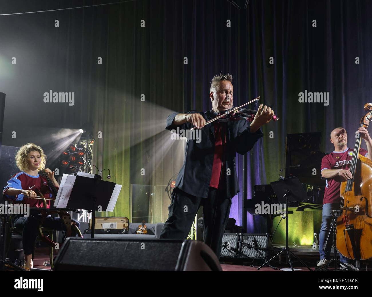 English violinist nigel kennedy hi-res stock photography and images - Alamy