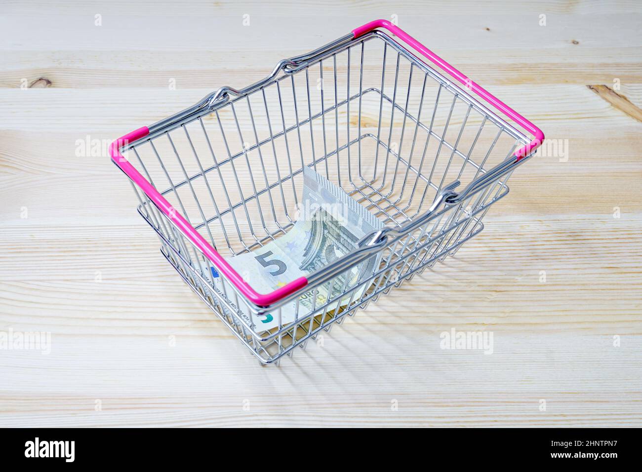 Moneybox, euro banknote in shopping basket Stock Photo - Alamy