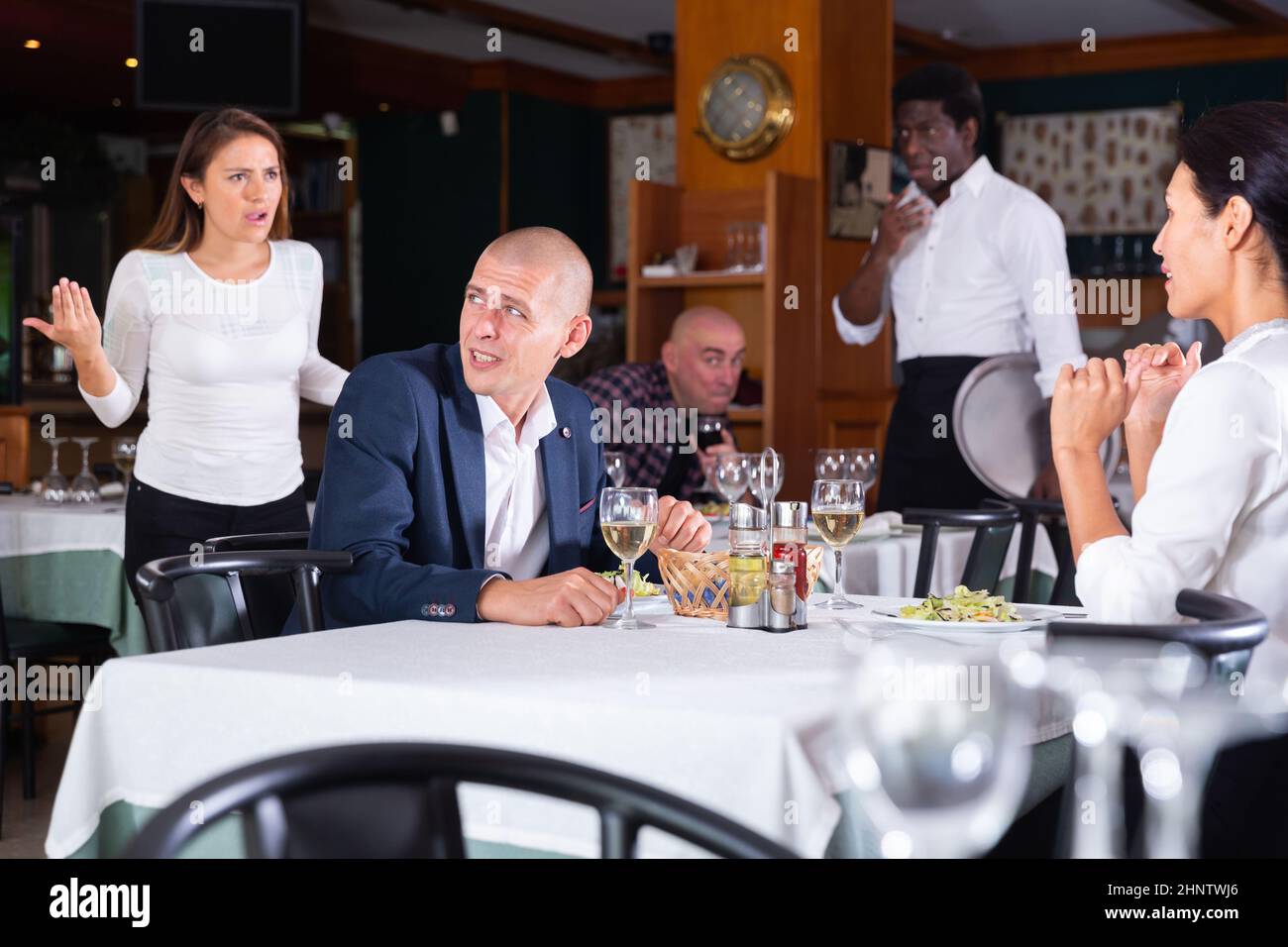 woman and man fighting in modern cafe Stock Photo - Alamy