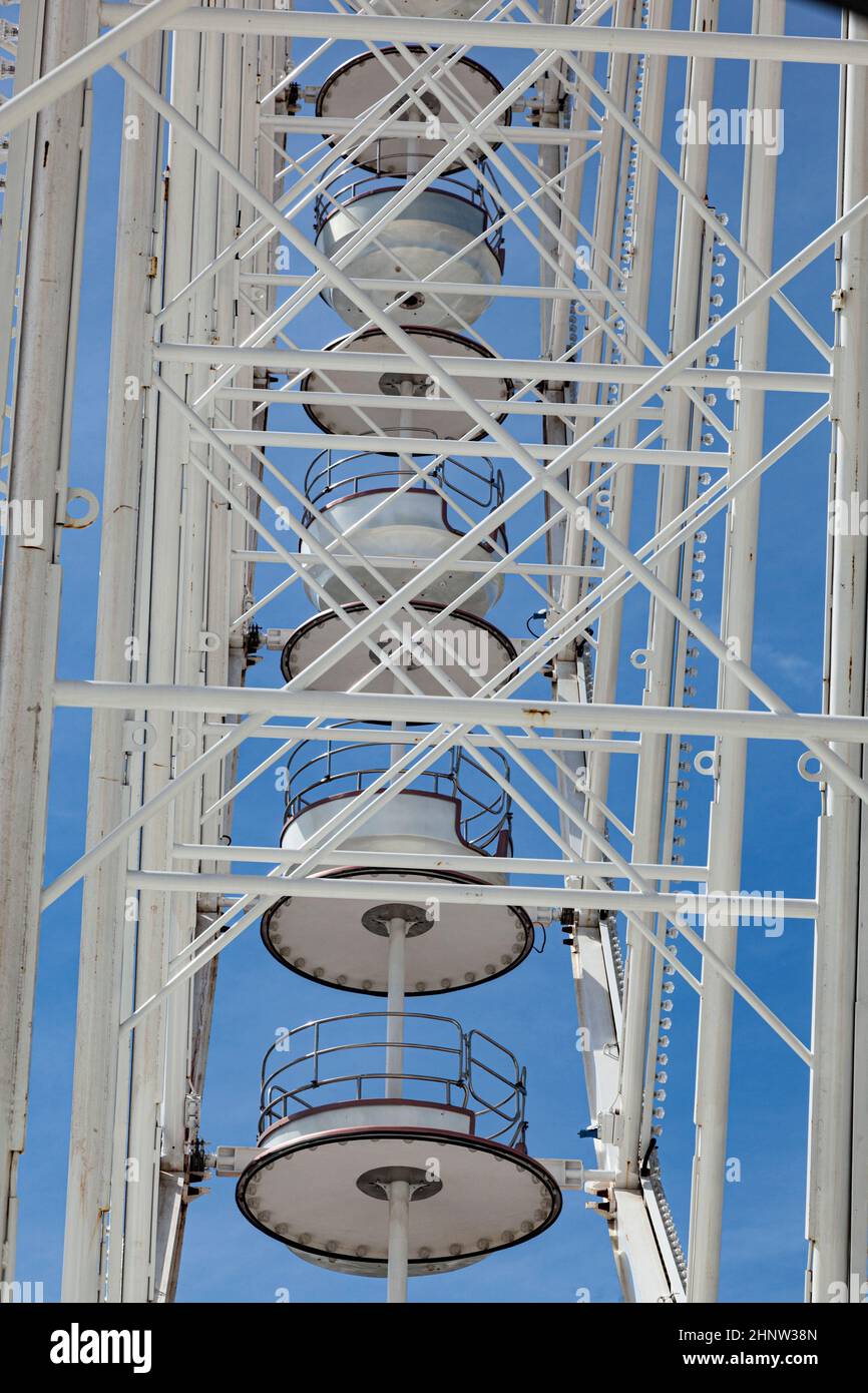 Ferris wheel under blue sky hi-res stock photography and images - Alamy