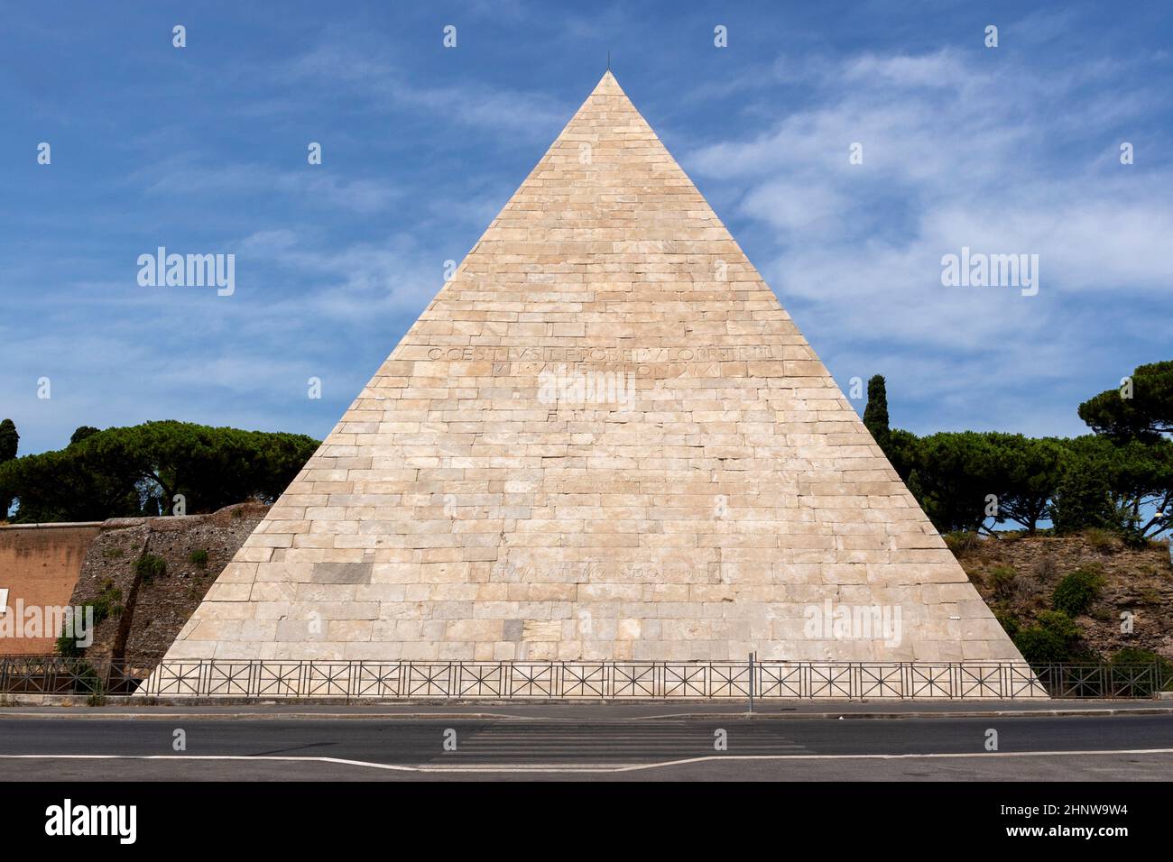 Pyramid of Cestius (Piramide di Caio Cestio oder Cestia) in Rome, Italy ...
