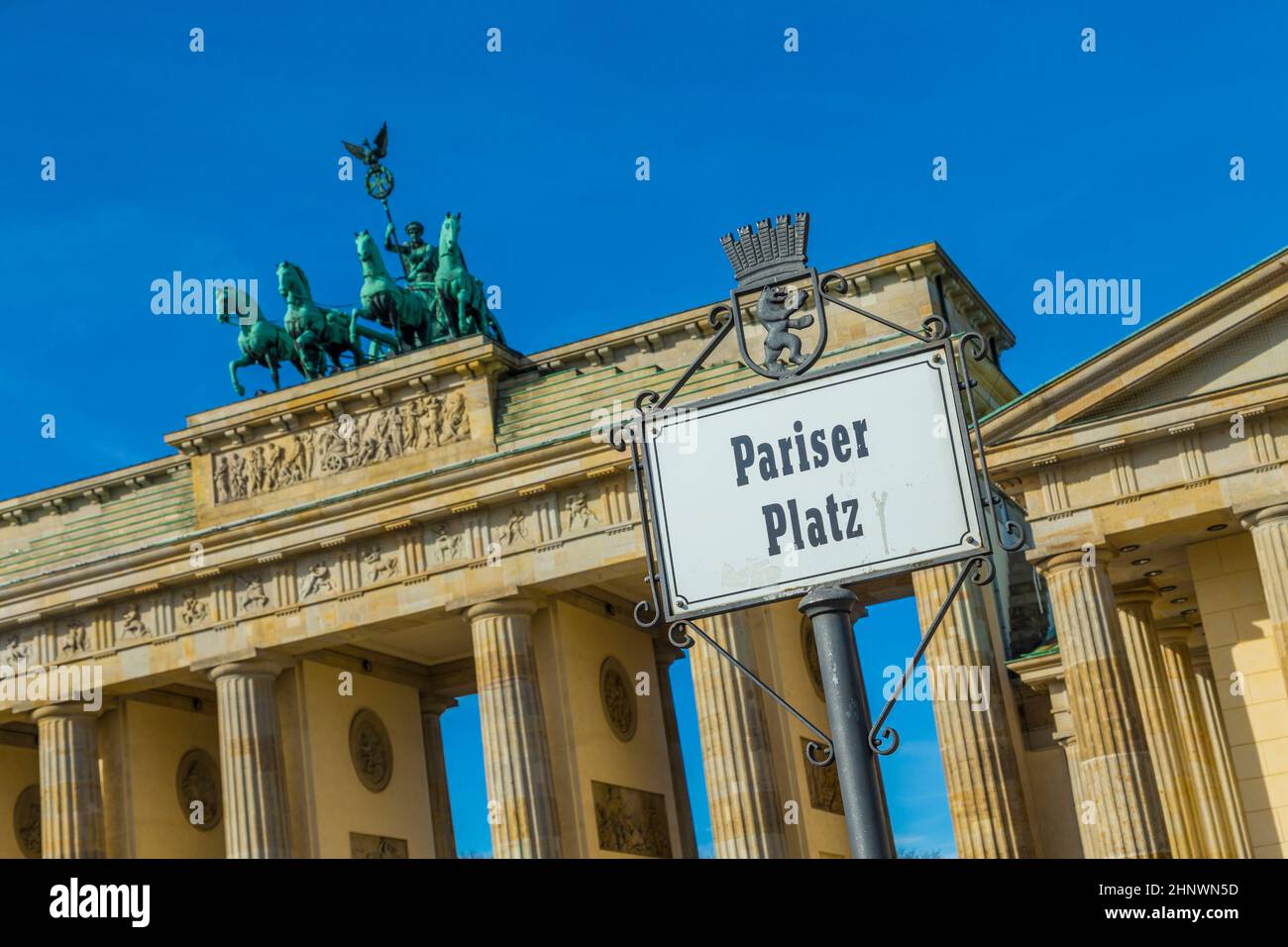 street sign Parisien Place (Pariser Platz) at the Brandenburg gate in ...