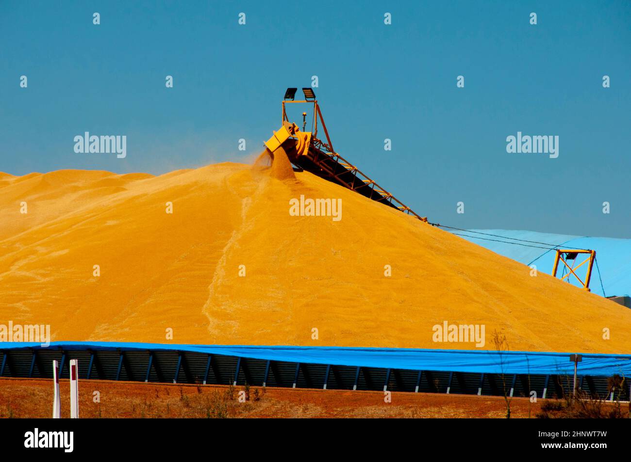 Bulkhead installation hi-res stock photography and images - Alamy